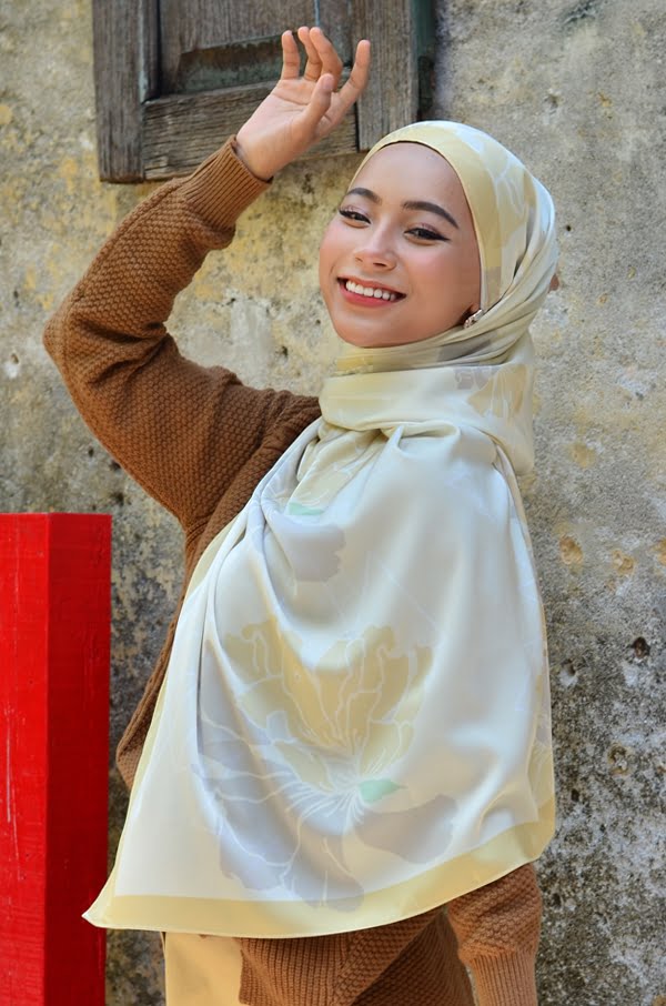 SOFEEA PRINTED SHAWL (BUTTERMILK) - Maroon Red