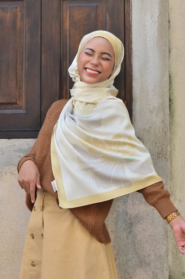 SOFEEA PRINTED SHAWL (BUTTERMILK) - Maroon Red